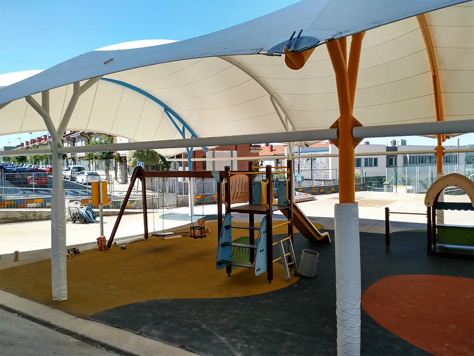 Cubierta tensada para cubrir un patio de escuela - Okatent