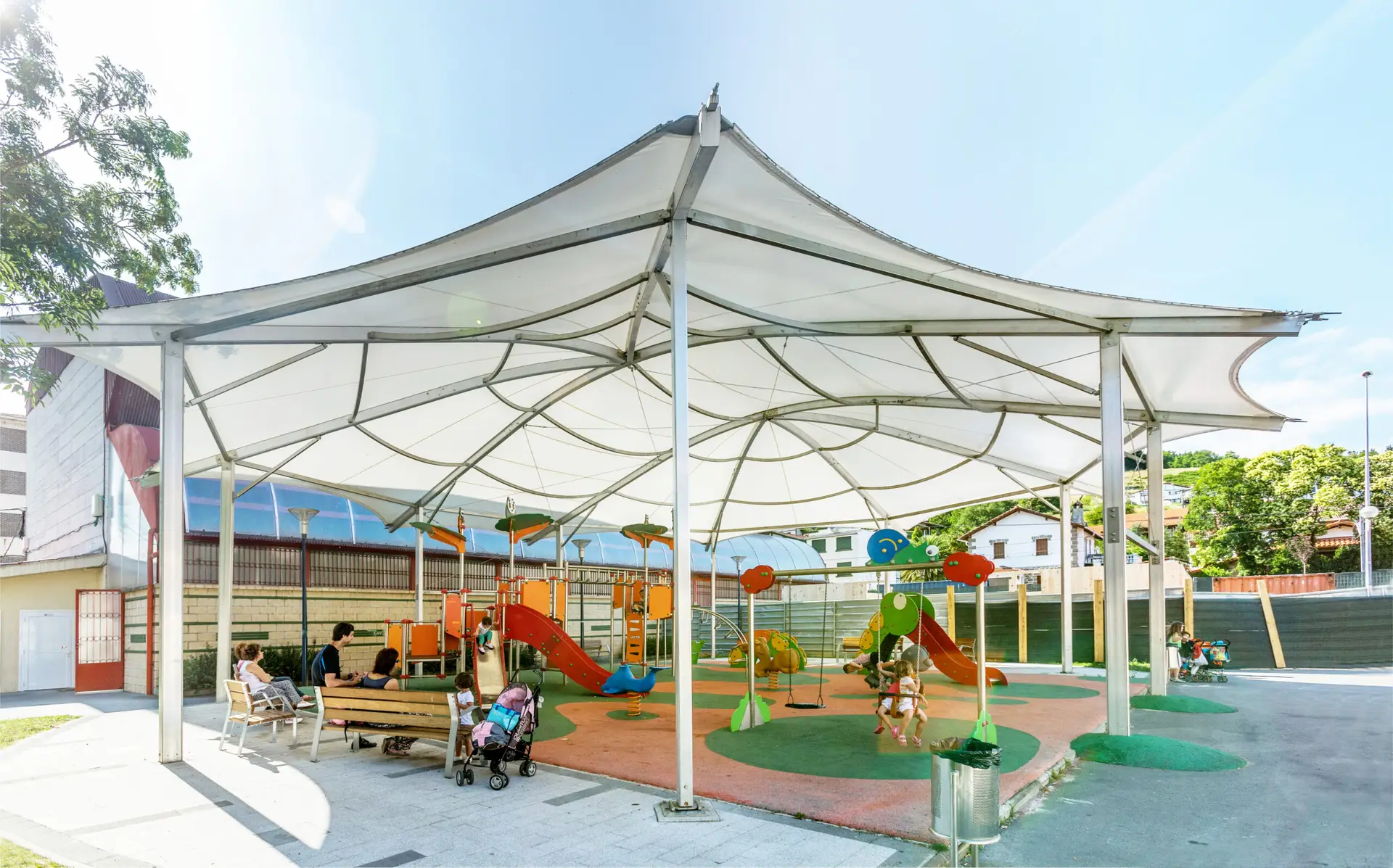 Toit tendu pour couvrir une place - Okatent