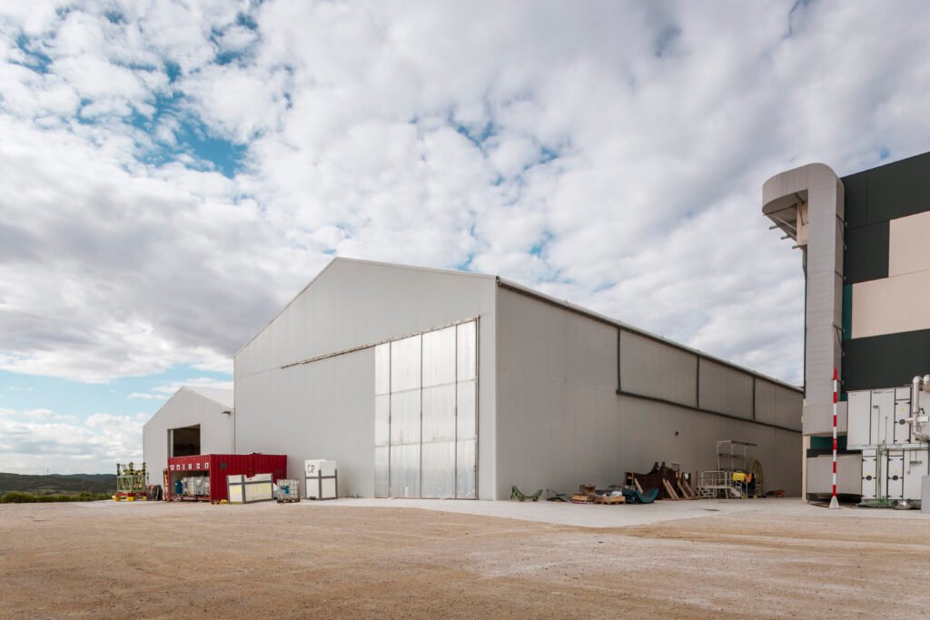 Nave para cubrir una fabrica industrial. - Okatent