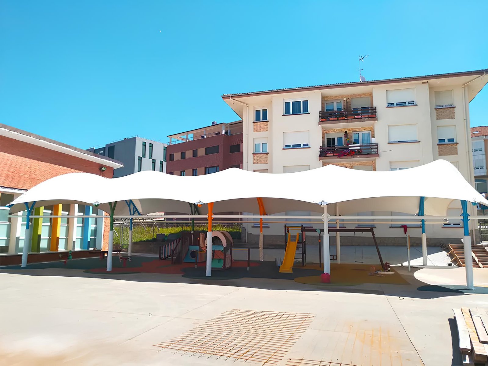 Tensioned roof for covering a schoolyard - Okatent